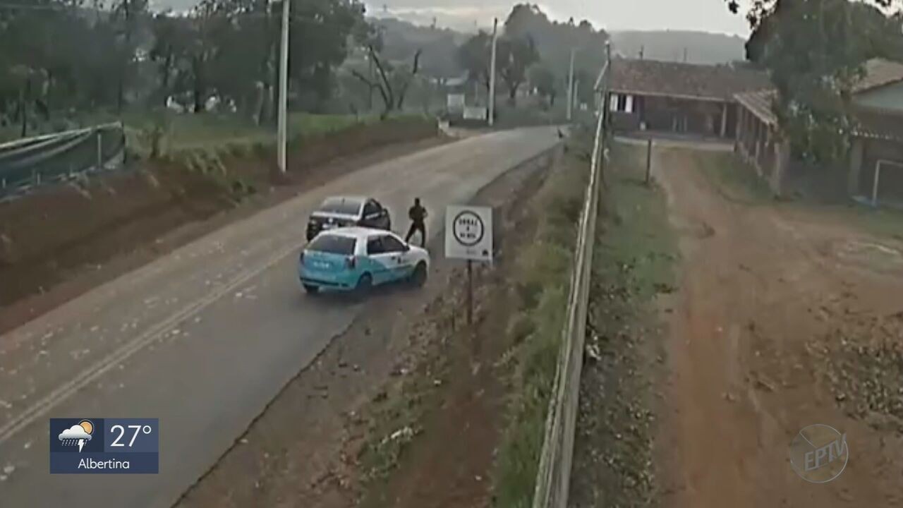 Pedestre escapa de acidente 'por um triz' após carro desviar de veículo e tombar em estrada em ...
