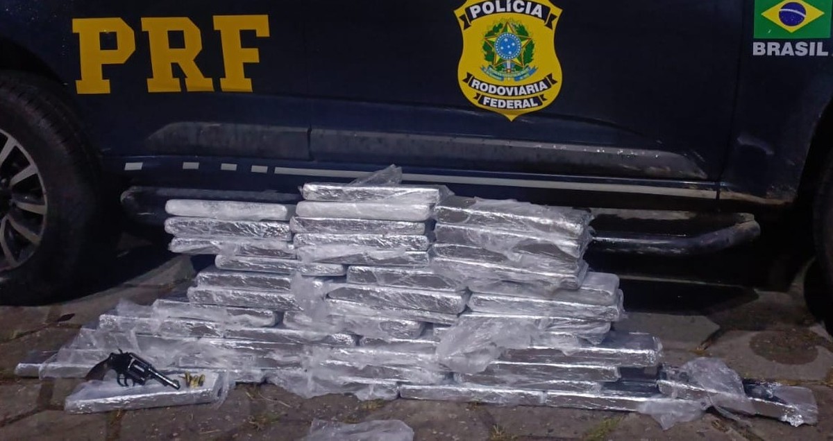 Passageiro De ônibus é Preso Com Arma E Mais De 40 Kg De Maconha Na Via