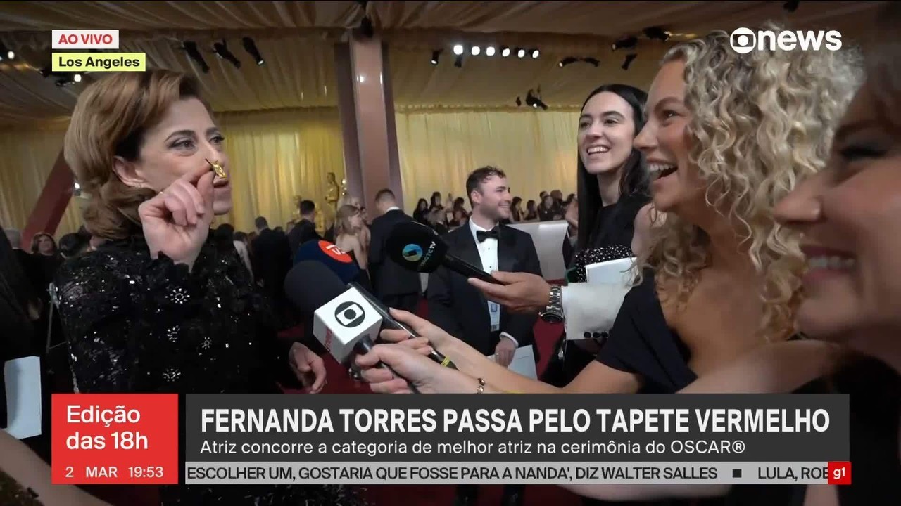 Fernanda Torres explica Pikachu para imprensa internacional em tapete ...