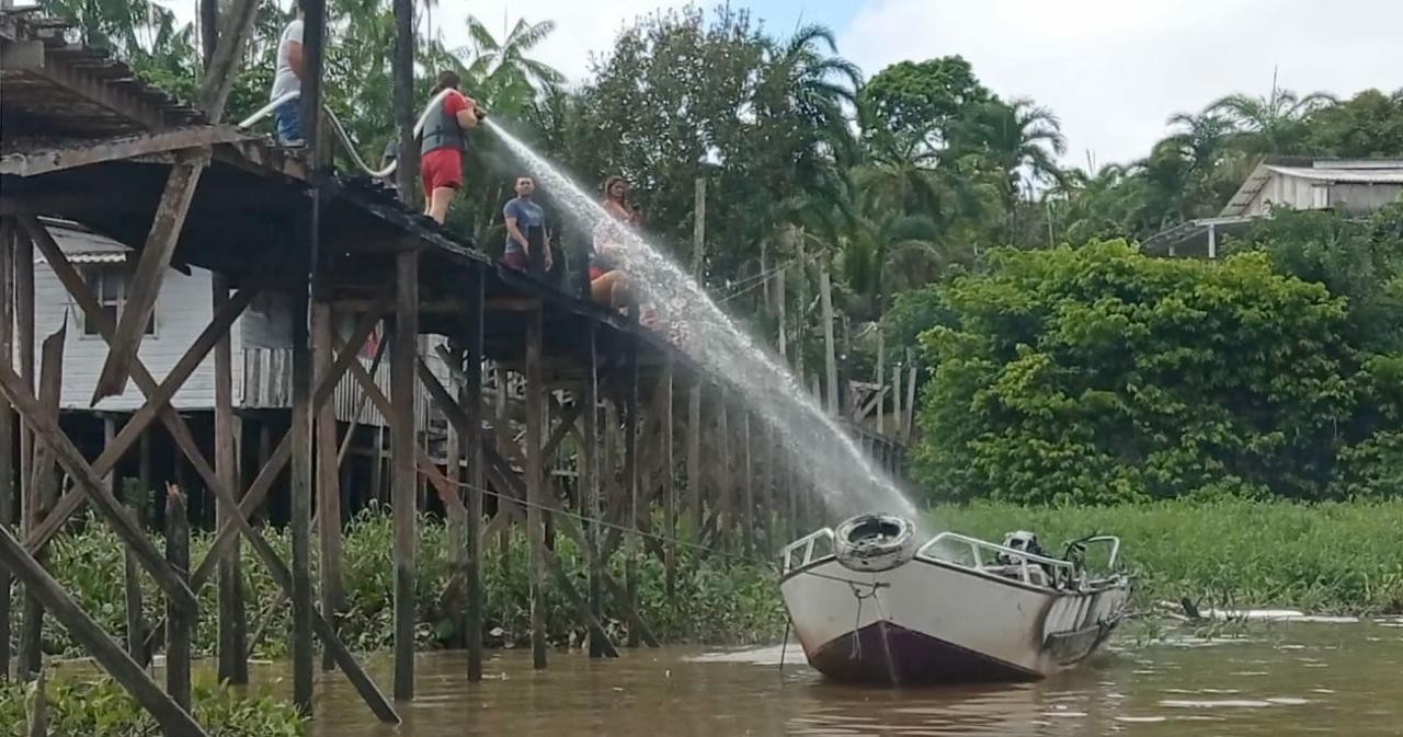 Corpo de Bombeiros inicia perícia de embarcação que explodiu na orla de ...