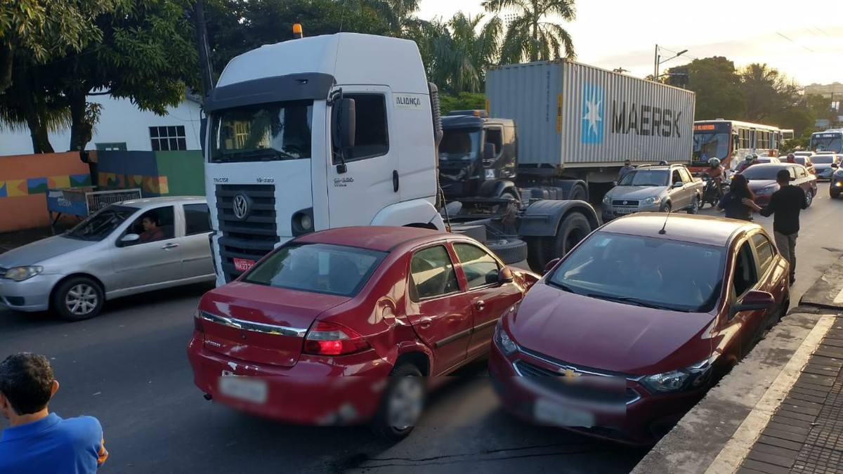 Acidente entre carros e caminhão deixa trânsito lento na Av. Cosme Ferreira em Manaus | Amazonas ...