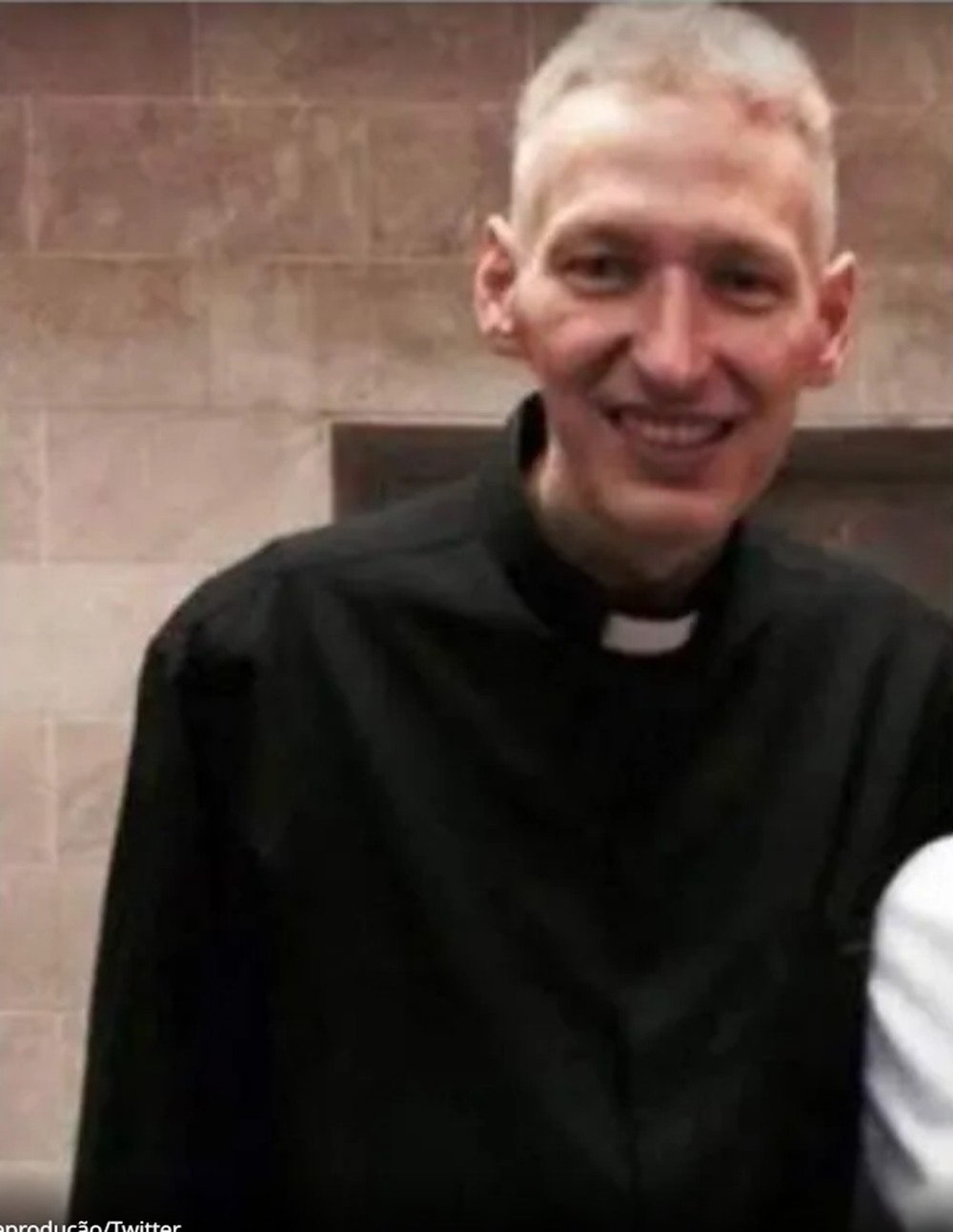 Do susto aos músculos: como empurrão no altar fez Padre Marcelo Rossi ...