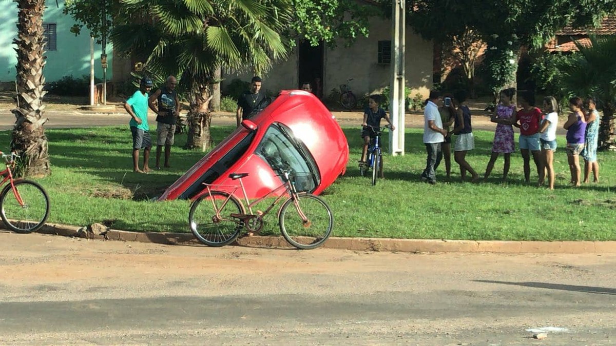 Carro desgovernado cai dentro de buraco em rotatória de Miracema do Tocantins | Tocantins | G1