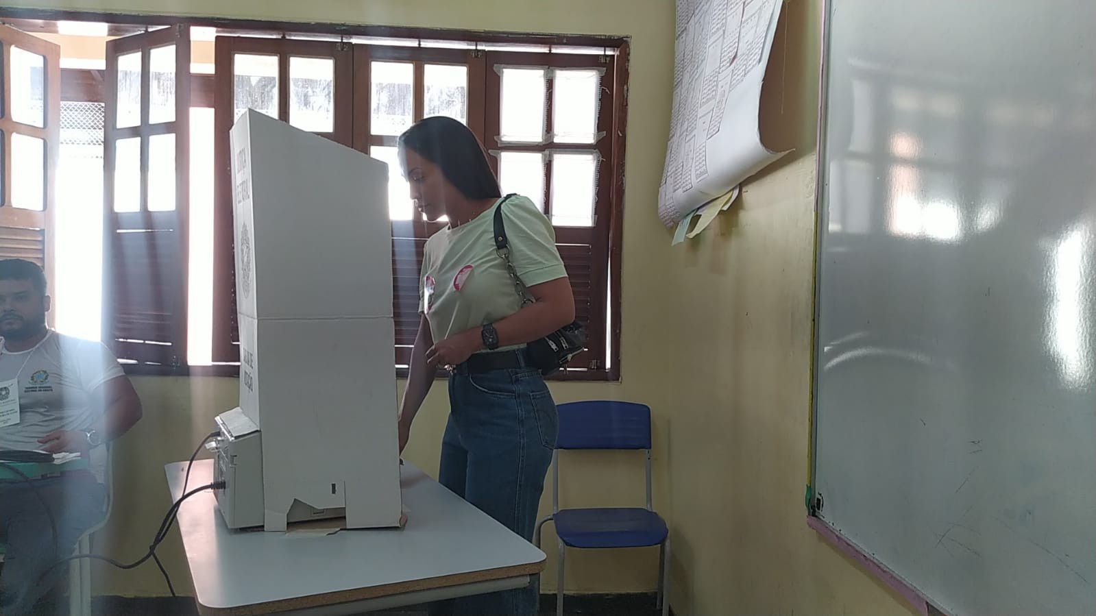 Eleições 2022: Rayssa Furlan vota na Escola Predicanda Amorim Lopes, em ...