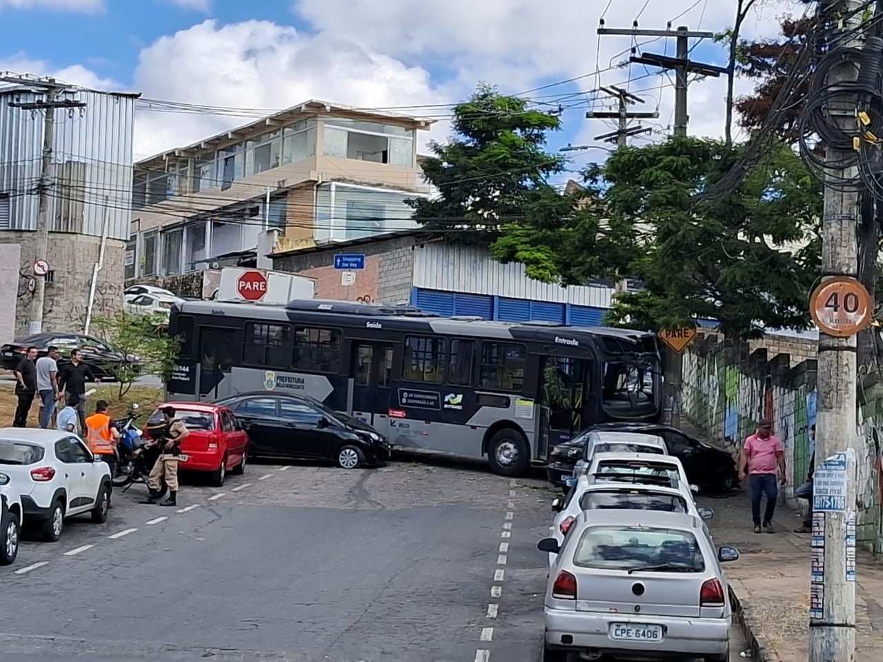 Ônibus desgovernado atinge cinco carros e bate em poste em Belo Horizonte | Minas Gerais | G1