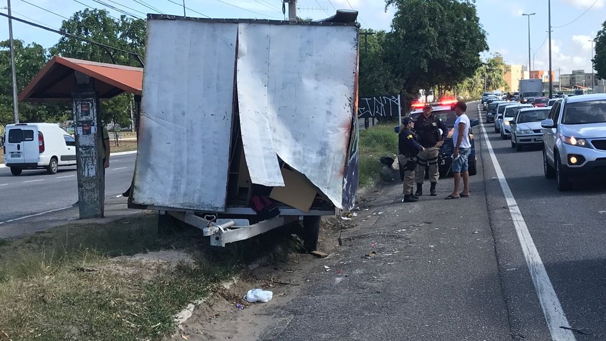 Acidente com trailer deixa trânsito lento na BR-230, em João Pessoa ...