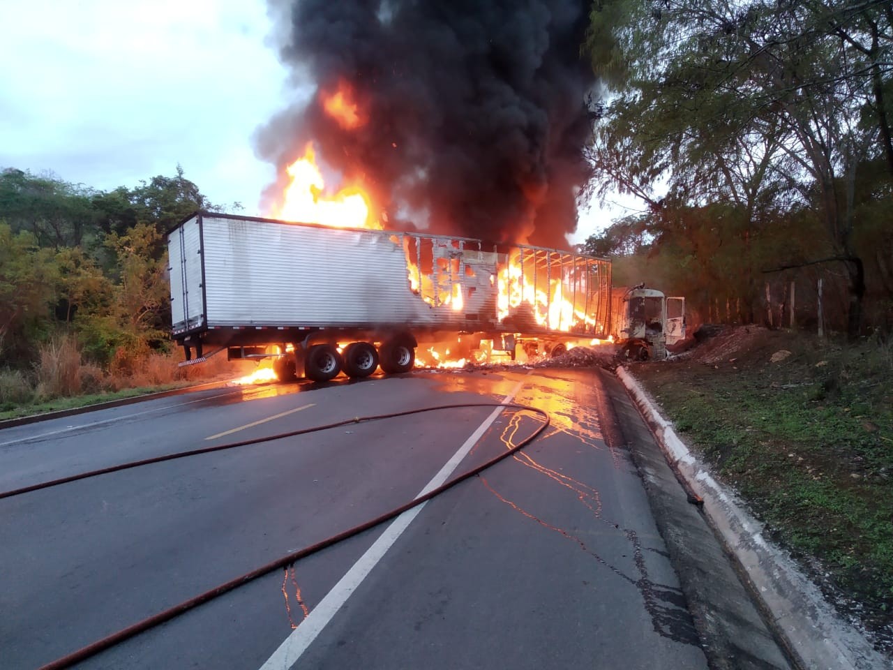 Carretas batem de frente, pegam fogo e um dos motorista morre na BR-251, em Salinas | Grande ...