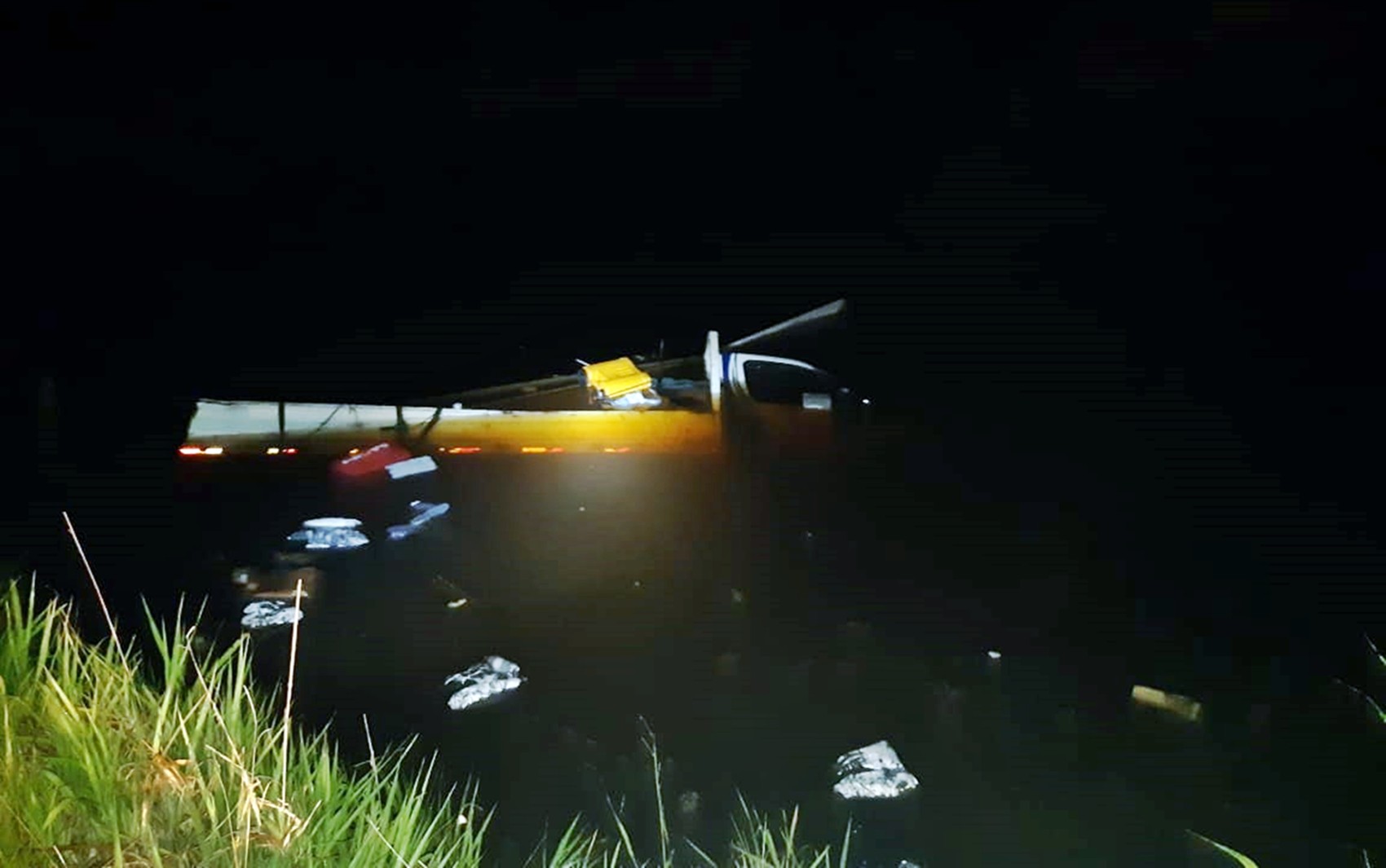 Homem morre afogado após perder controle de caminhonete e cair em lago ...