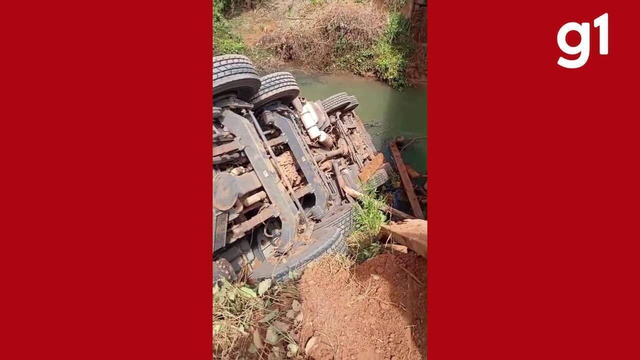 Crane falls and truck breaks down on MT-560 bridge in Mato Grosso ...