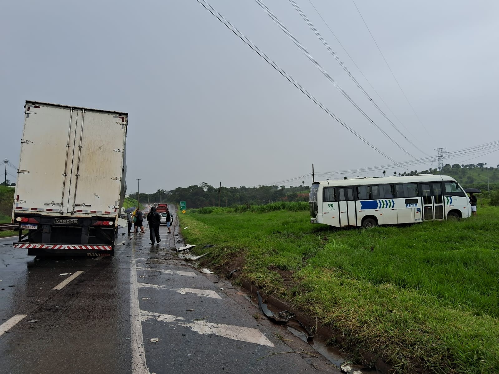 Oito passageiros ficam feridos após caminhão bater em micro-ônibus na Grande BH | Minas Gerais | G1