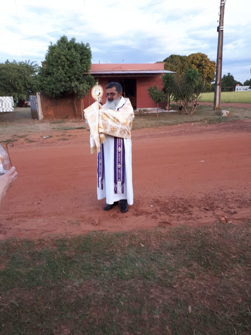 Padre celebra missa no meio das ruas de bairros para fiéis que estão na ...