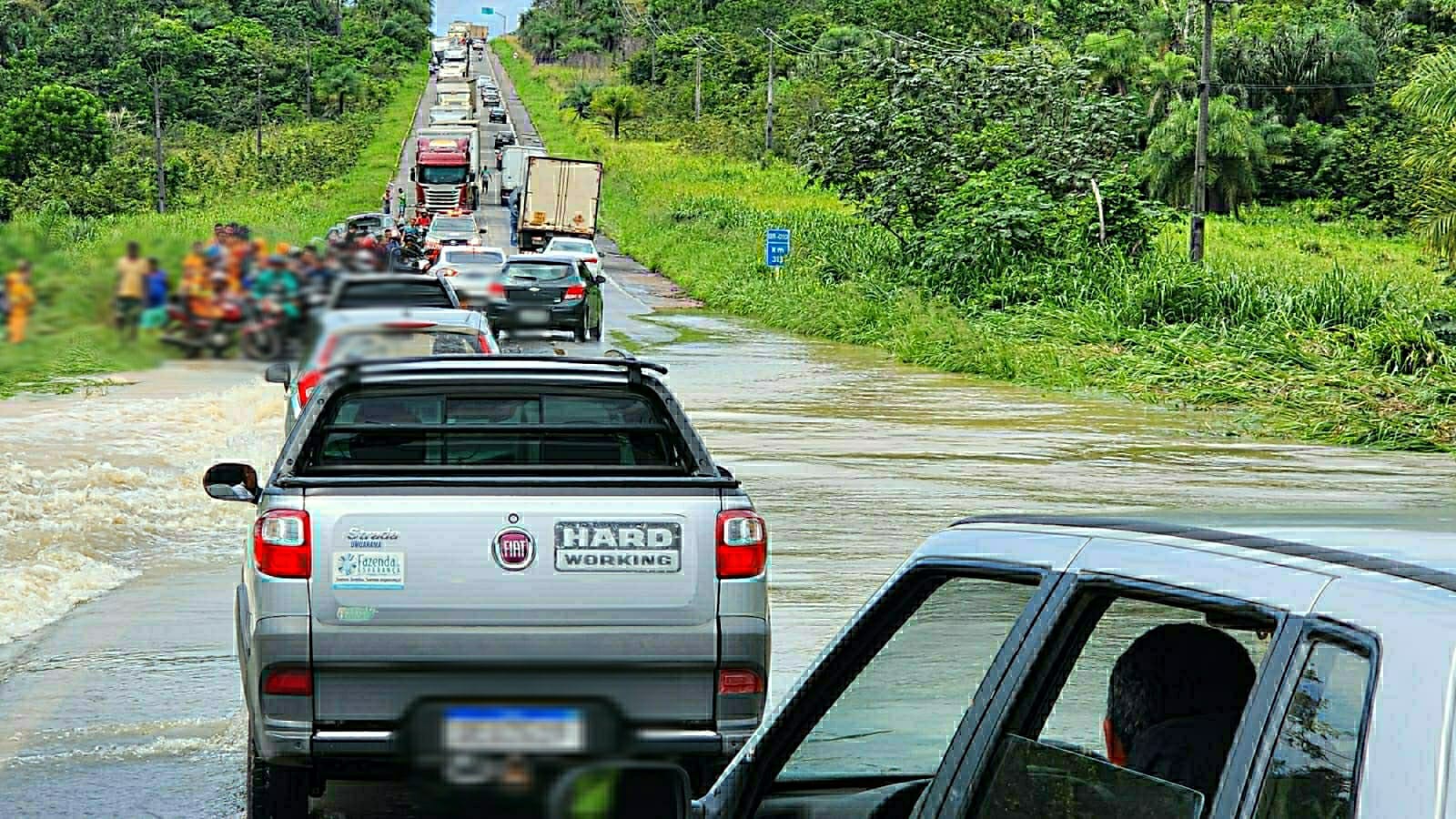 Rodovia federal é interditada e registra filas após chuvas e alagamentos no Pará | Pará | G1