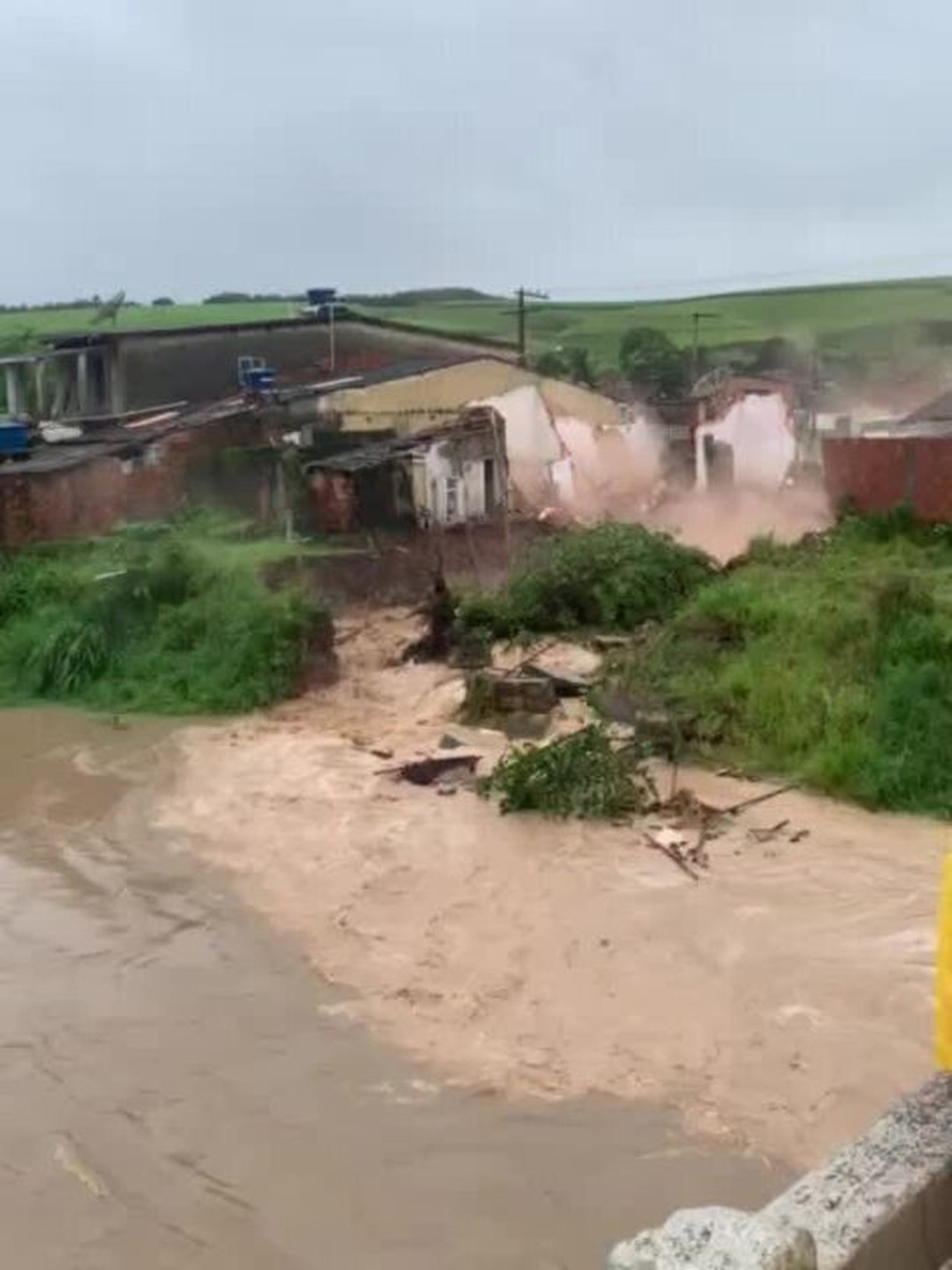 Sob forte chuva, Atalaia, AL, tem desabamento de casa, alagamentos e ...