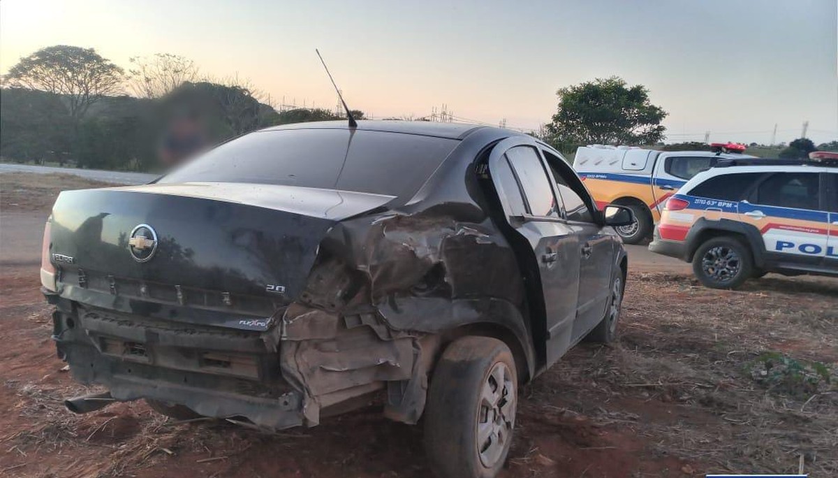Colisão entre carro e caminhão deixa uma pessoa ferida na MG-050, em Pimenta; motorista do carro ...