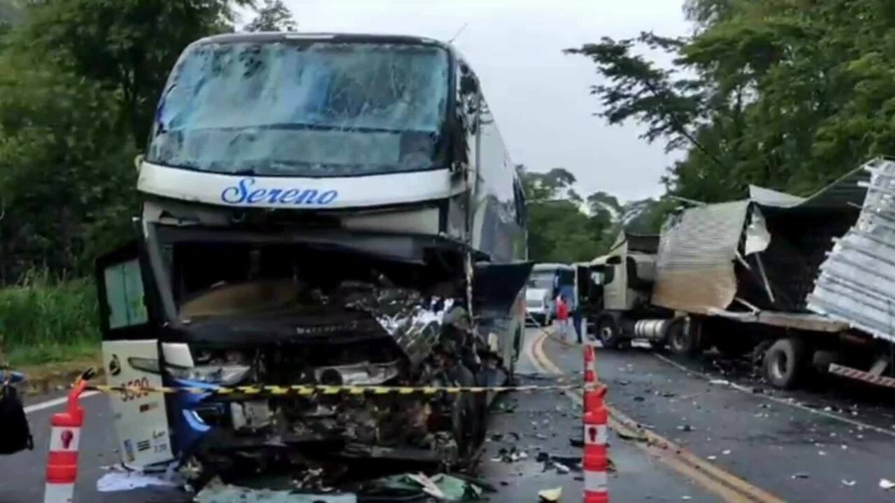Batida com carreta destrói frente de ônibus e deixa morto e feridos na BR-116, em MG; VÍDEO ...