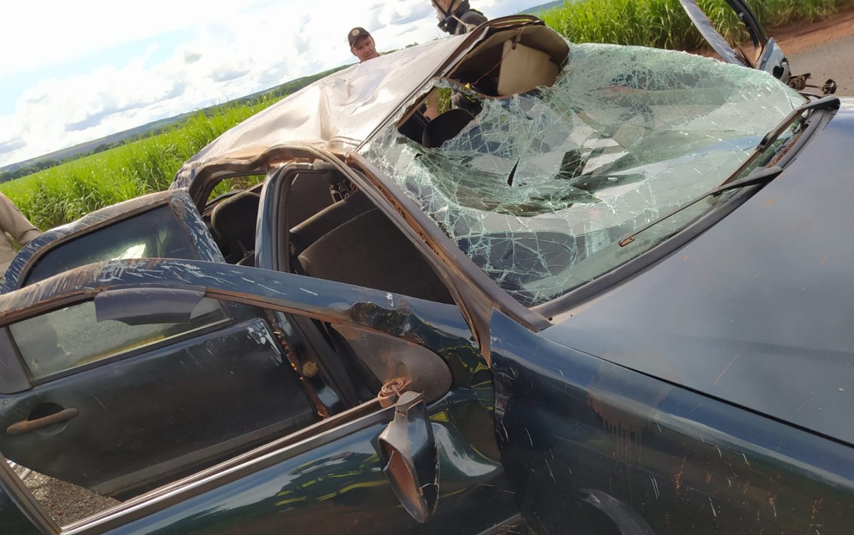 Motorista morre após ser arremessado para fora do carro durante capotamento em rodovia de Goiás ...