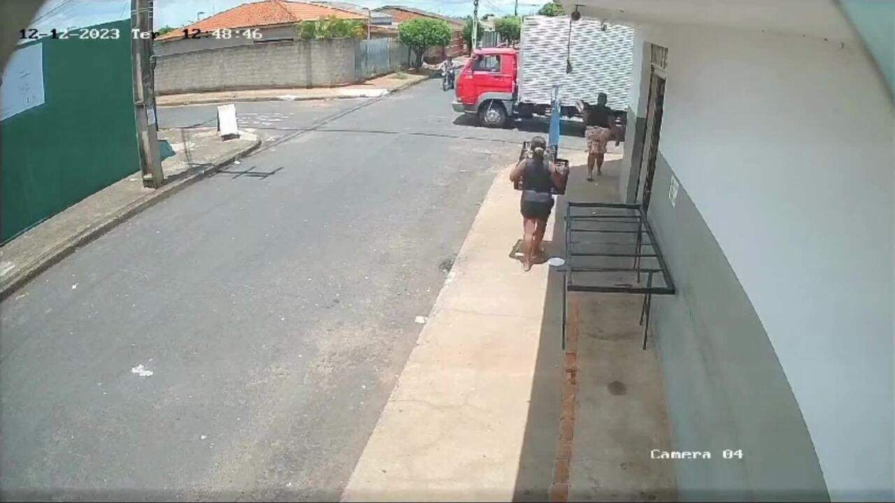 VÍDEO: Caminhoneiro avança parada obrigatória e bate em motociclista no ...