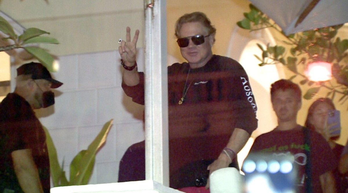 VÍDEO: Axl Rose aparece em sacada de hotel e acena para fãs em Manaus ...