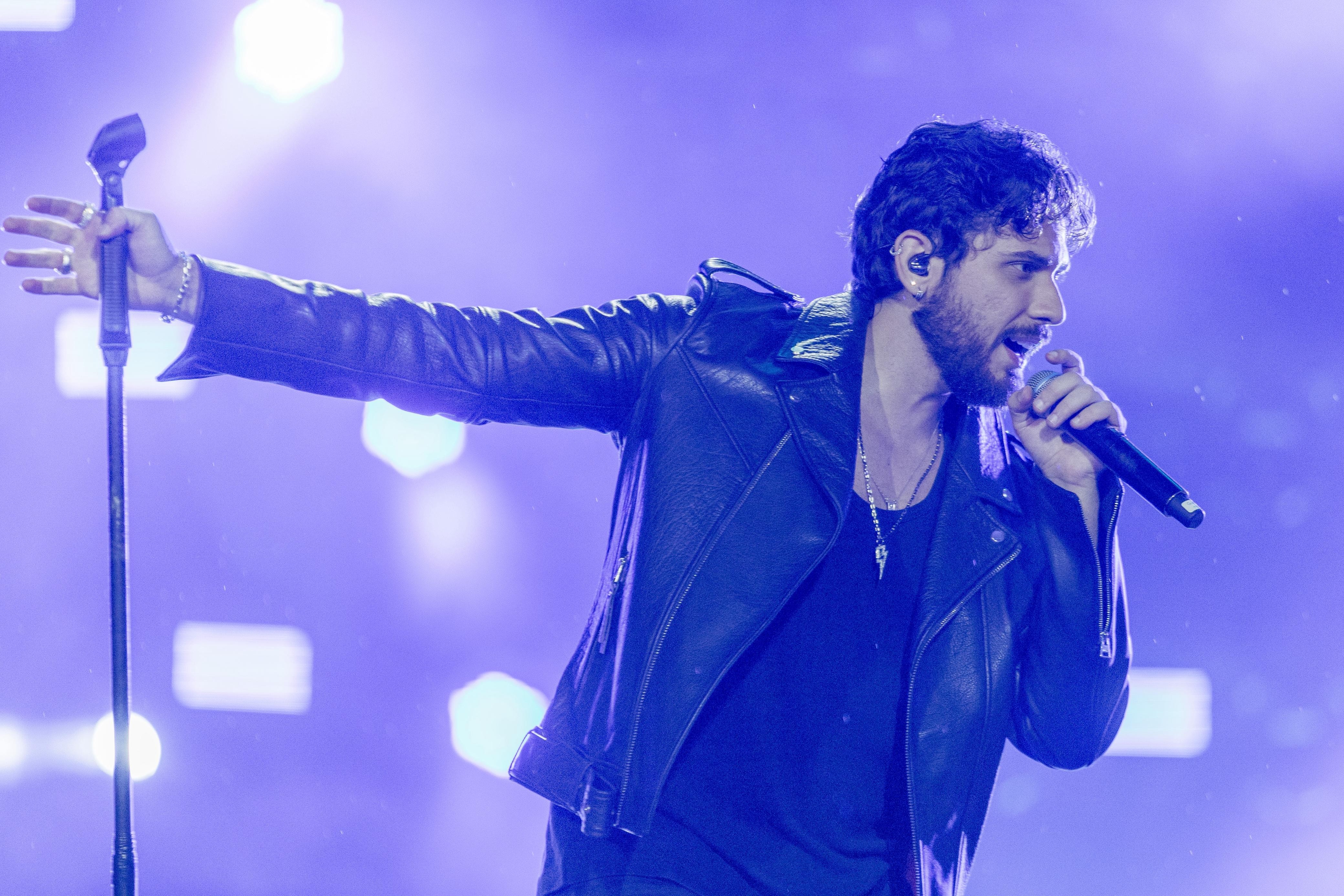 Gustavo Mioto sobe ao palco para apresentação no aniversário de ...