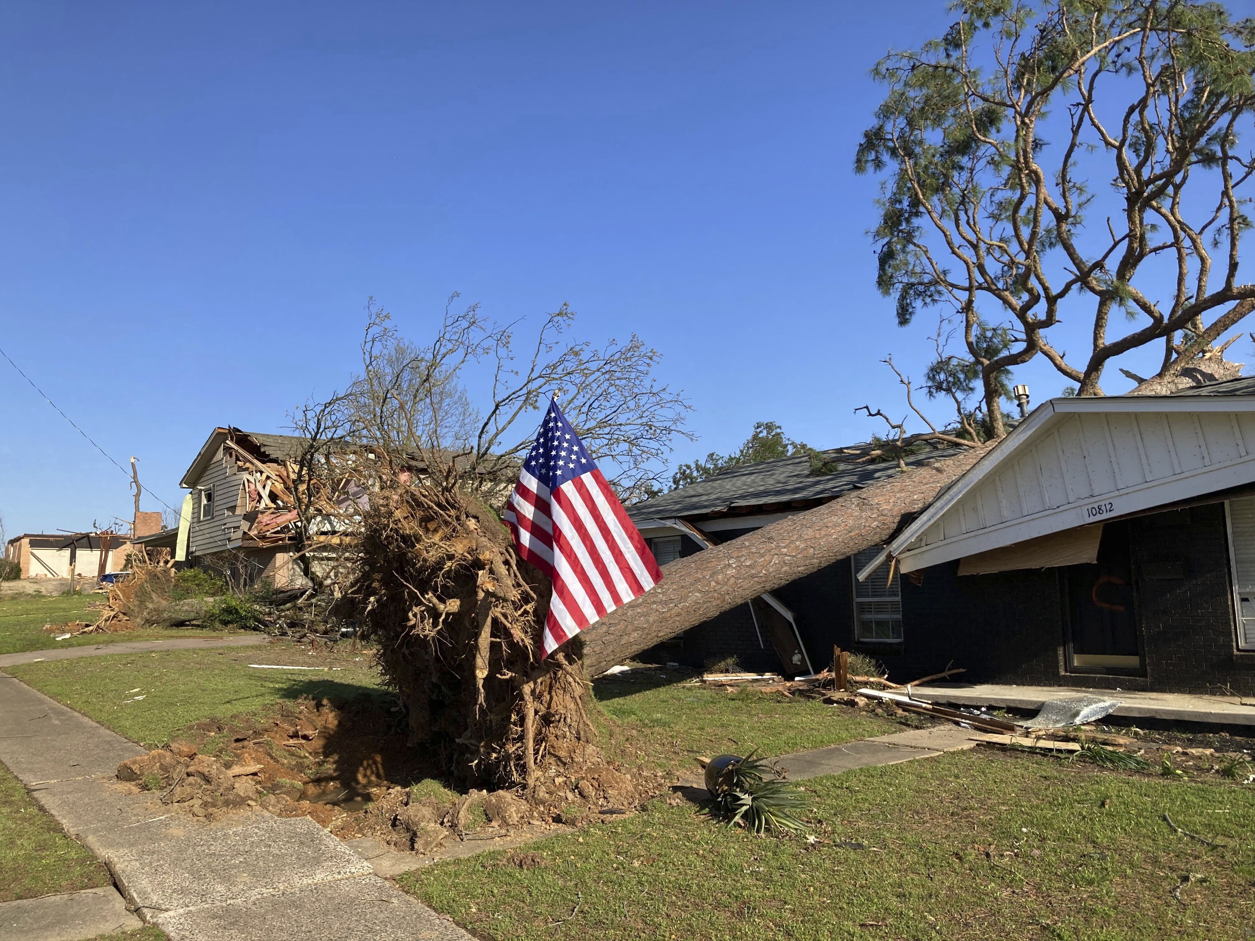 Tornados nos Estados Unidos deixam 22 mortos; vídeo mostra motorista no ...