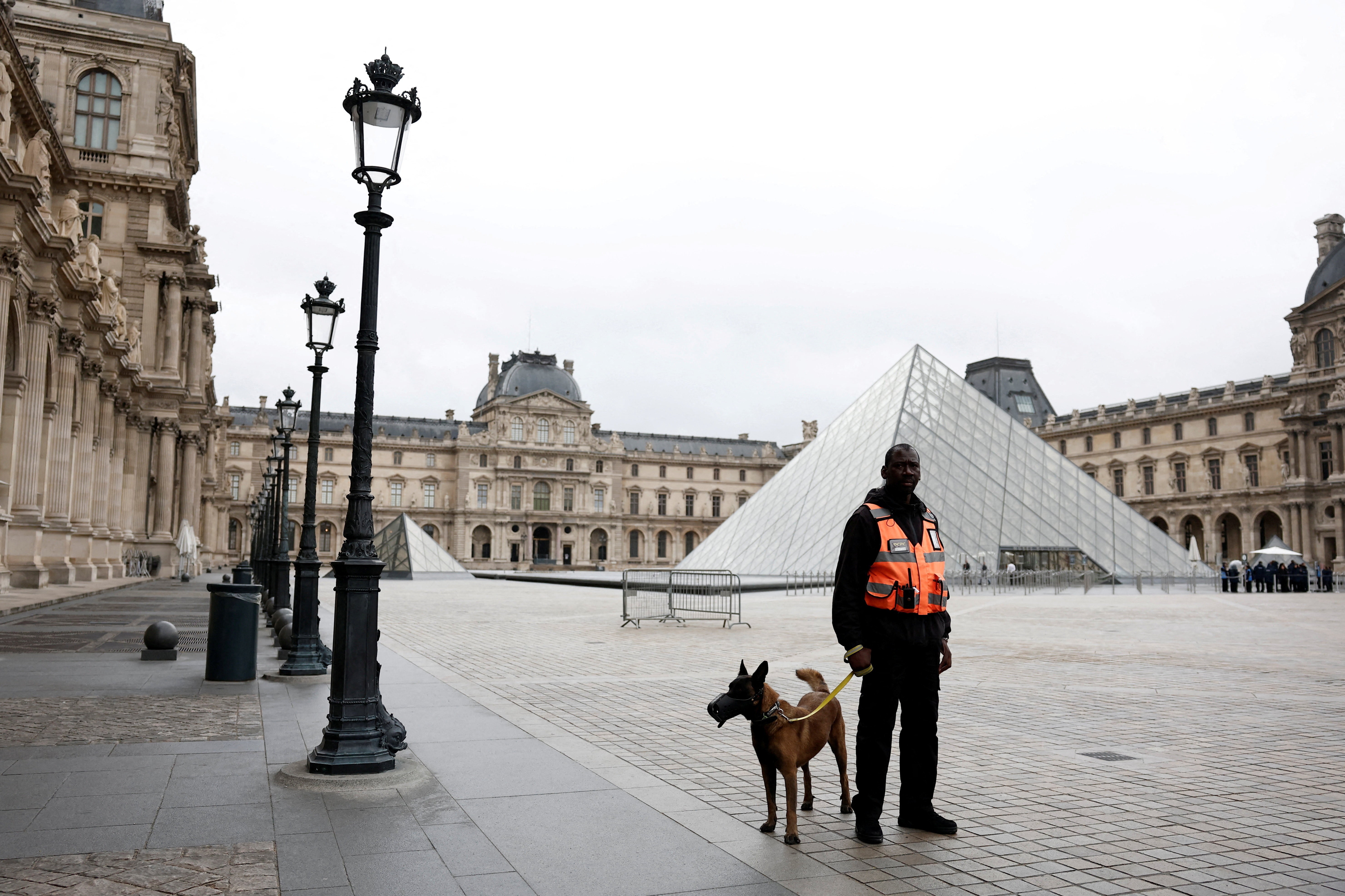 VÍDEO: Simulação mostra como ladrões entraram no Louvre | G1