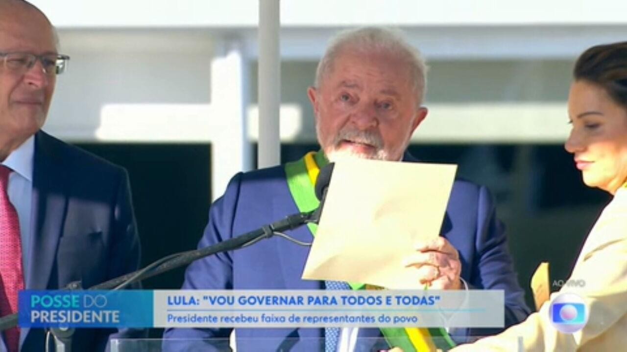 Lula chora em discurso em frente ao Planalto ao citar desigualdade e ...