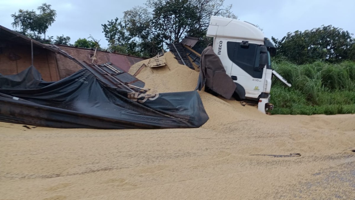 Acidente entre carro e carreta deixa dois mortos na BR-163 em MT | Mato Grosso | G1