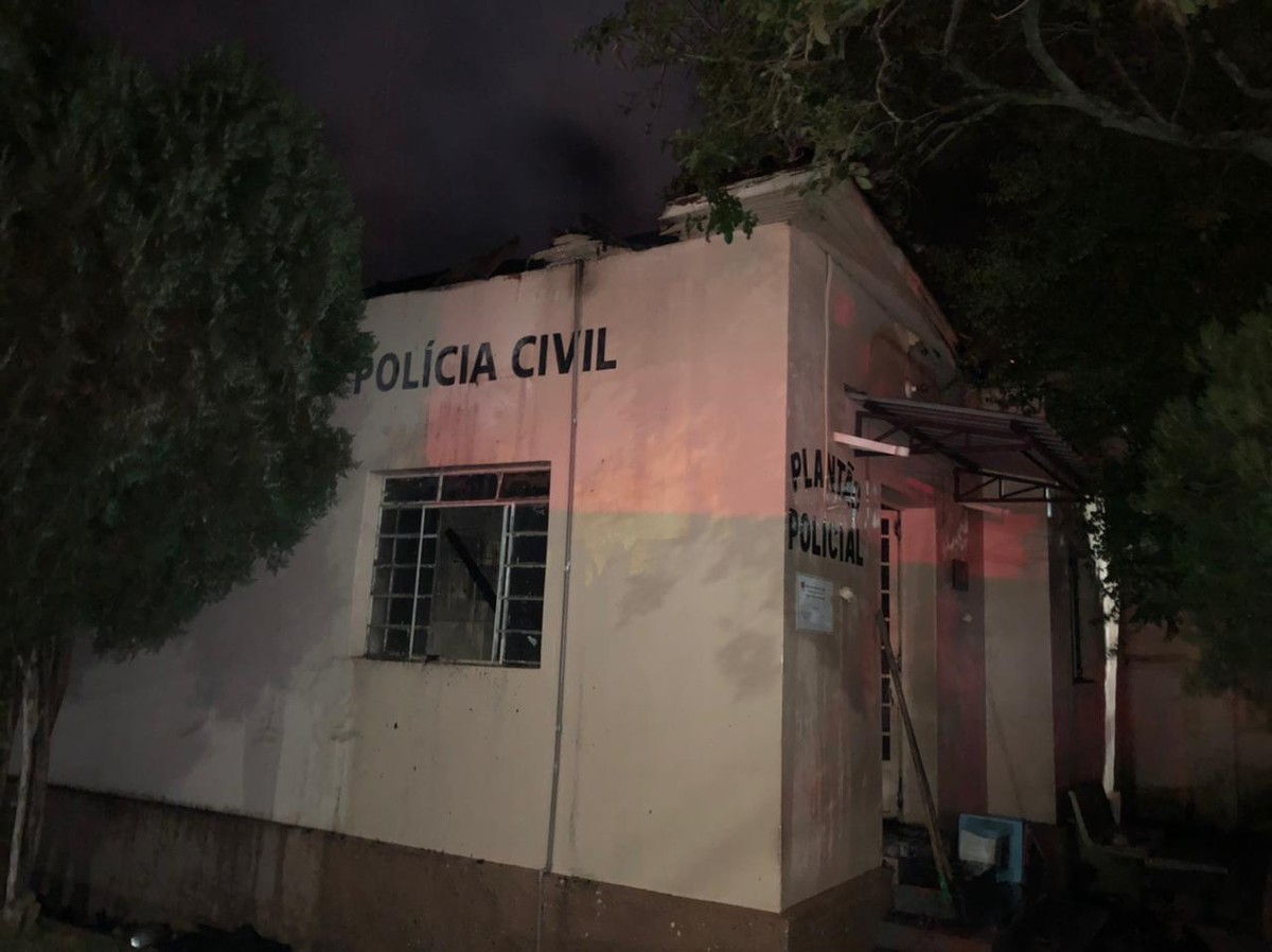 Prédio da Polícia Civil pega fogo em Itaí | Itapetininga e Região | G1