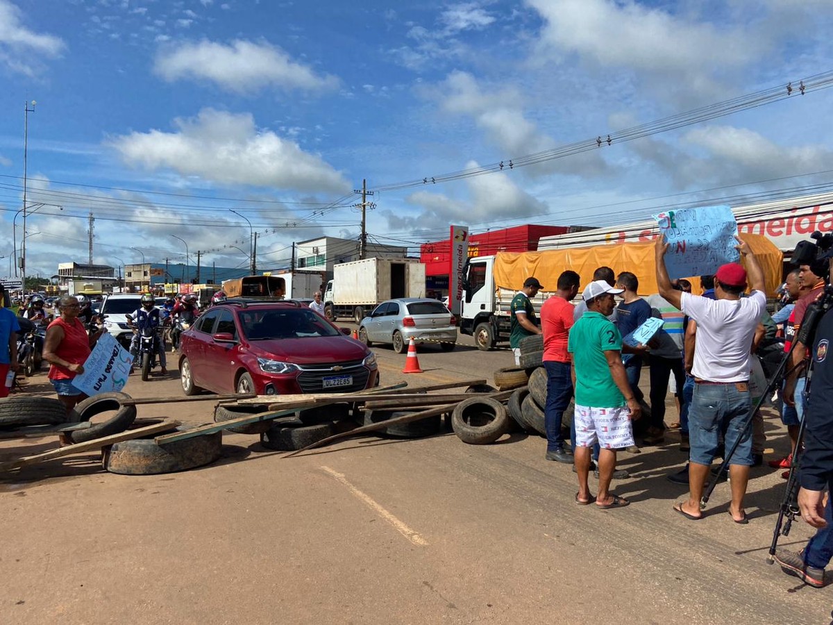 Moradores fecham rodovia por melhorias em infraestrutura de bairro e causam transtornos no ...