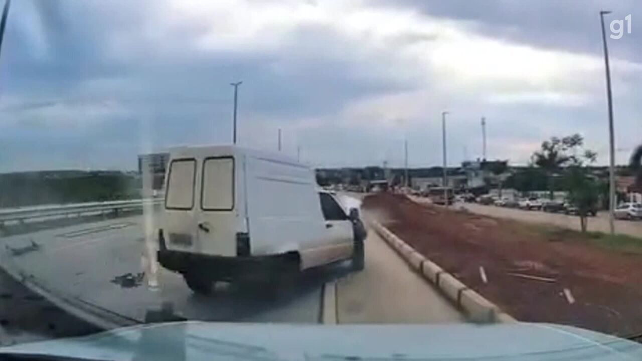 VÍDEO: motorista não freia e bate com força na traseira de outro carro ...