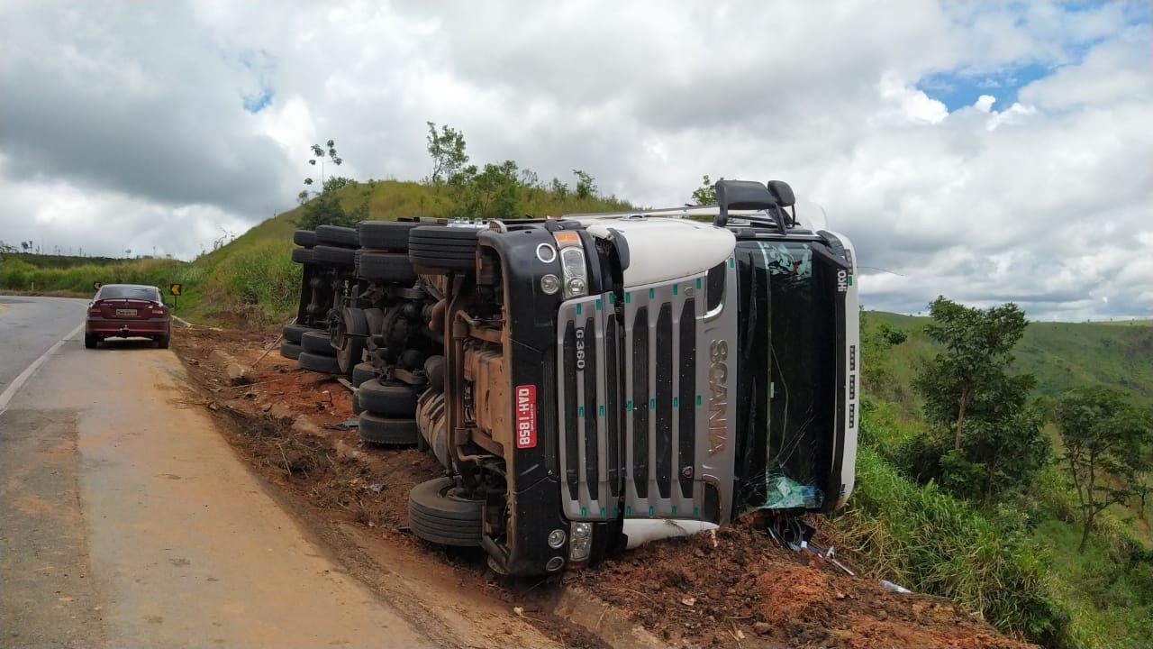 Carreta tomba na BR-262 e motorista morre em Luz | Centro-Oeste | G1
