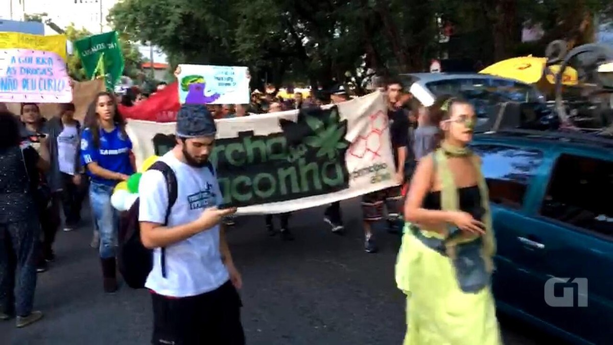 Protesto Pede Legalização Da Maconha Em Porto Alegre Rio Grande Do
