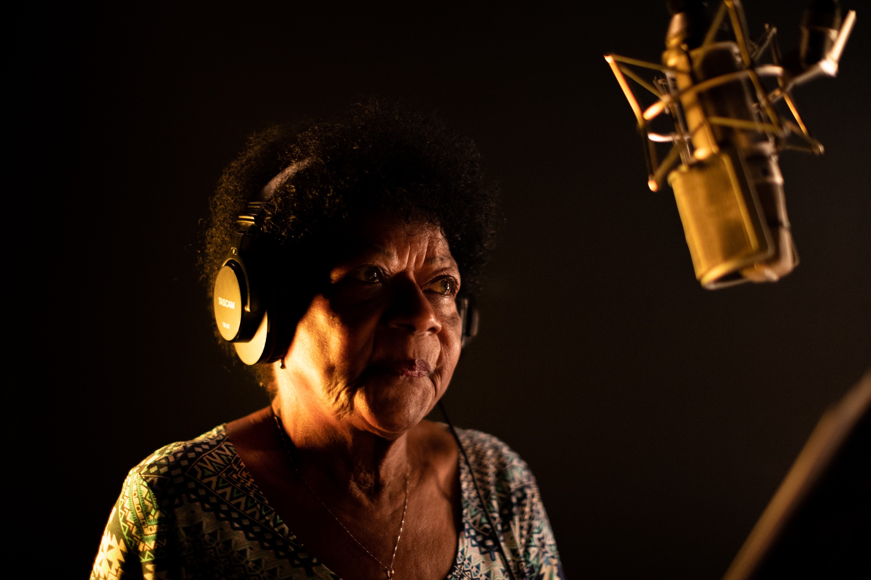 Alaíde Costa canta Céu, Emicida, João Bosco, Joyce Moreno e Junio ...