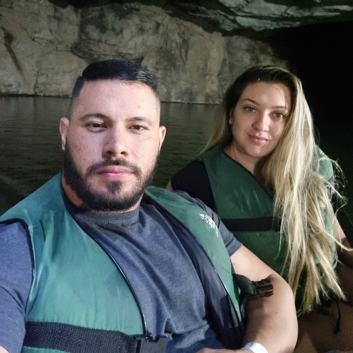 Saiba quem é o casal que teve carro atingido por tiros durante briga de ...