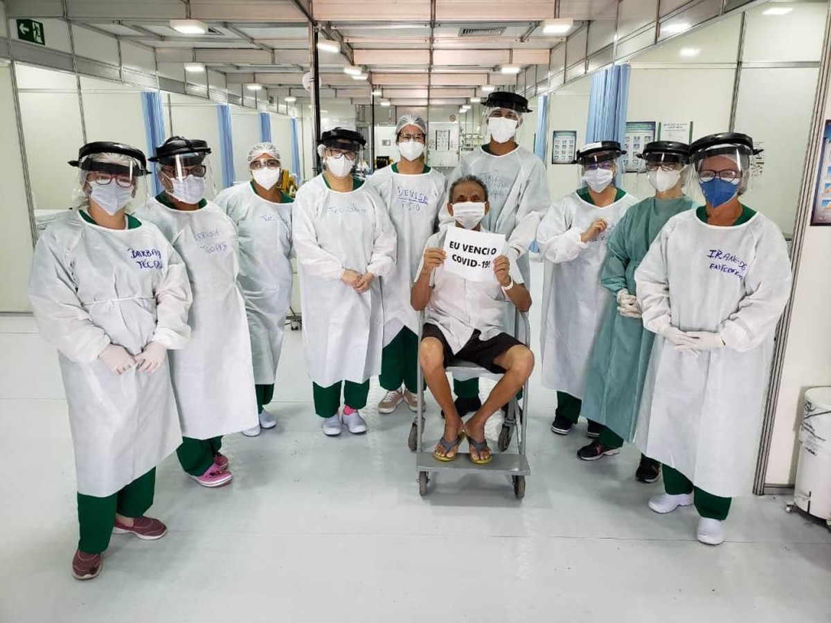 Idoso de 73 anos é o primeiro paciente a receber alta do Hospital de ...