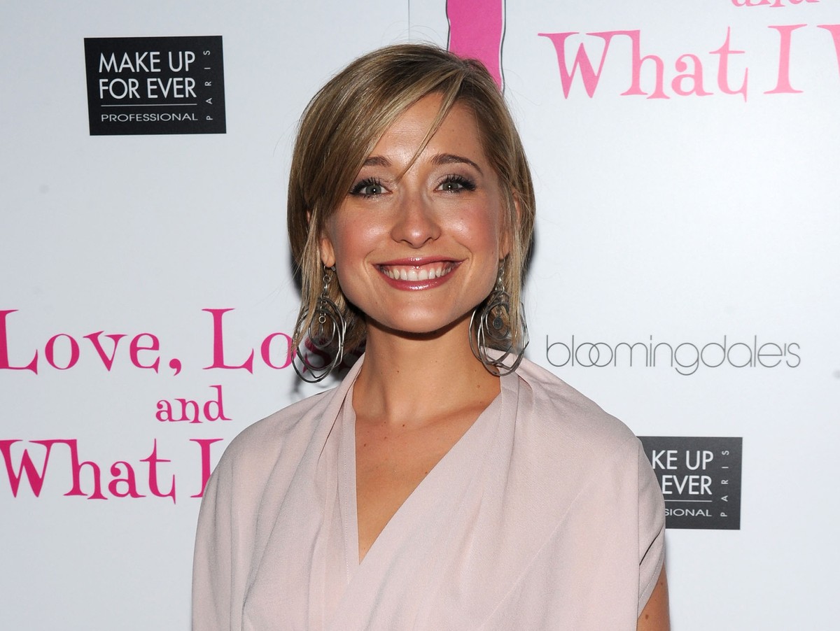 Allison Mack, atriz de 'Smallville', sai da cadeia após pagar fiança de ...