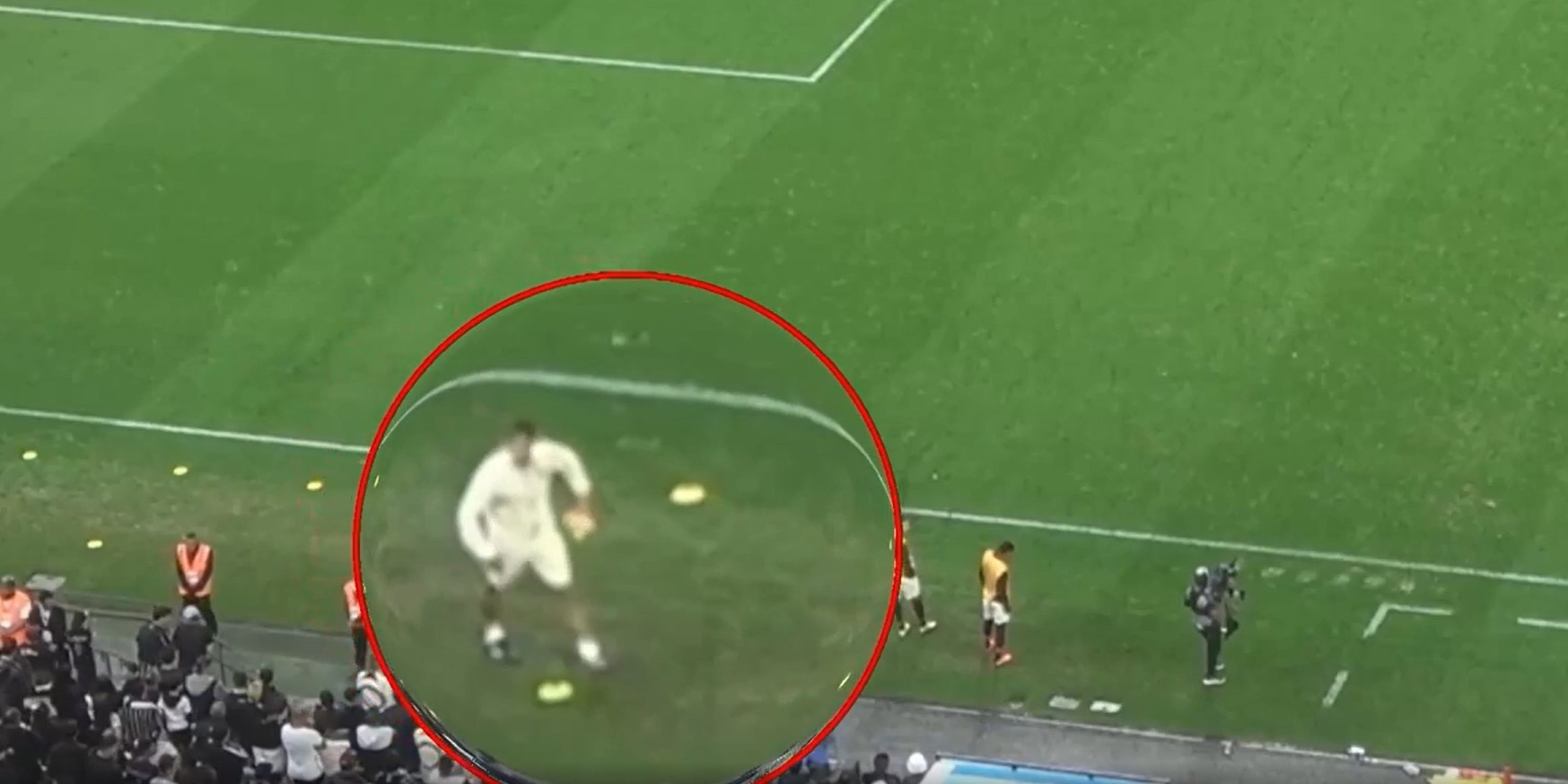 Preparador físico de time peruano preso após fazer gestos racistas para ...