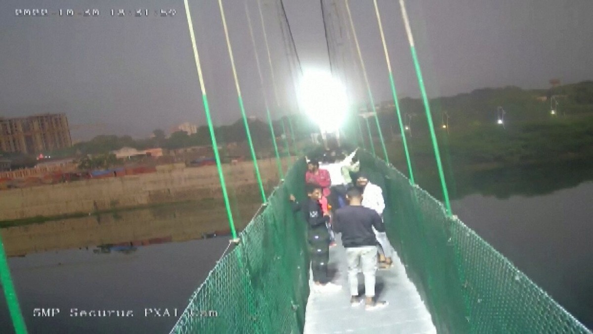 Vídeo mostra momento em que ponte na Índia desaba; 134 pessoas morreram ...