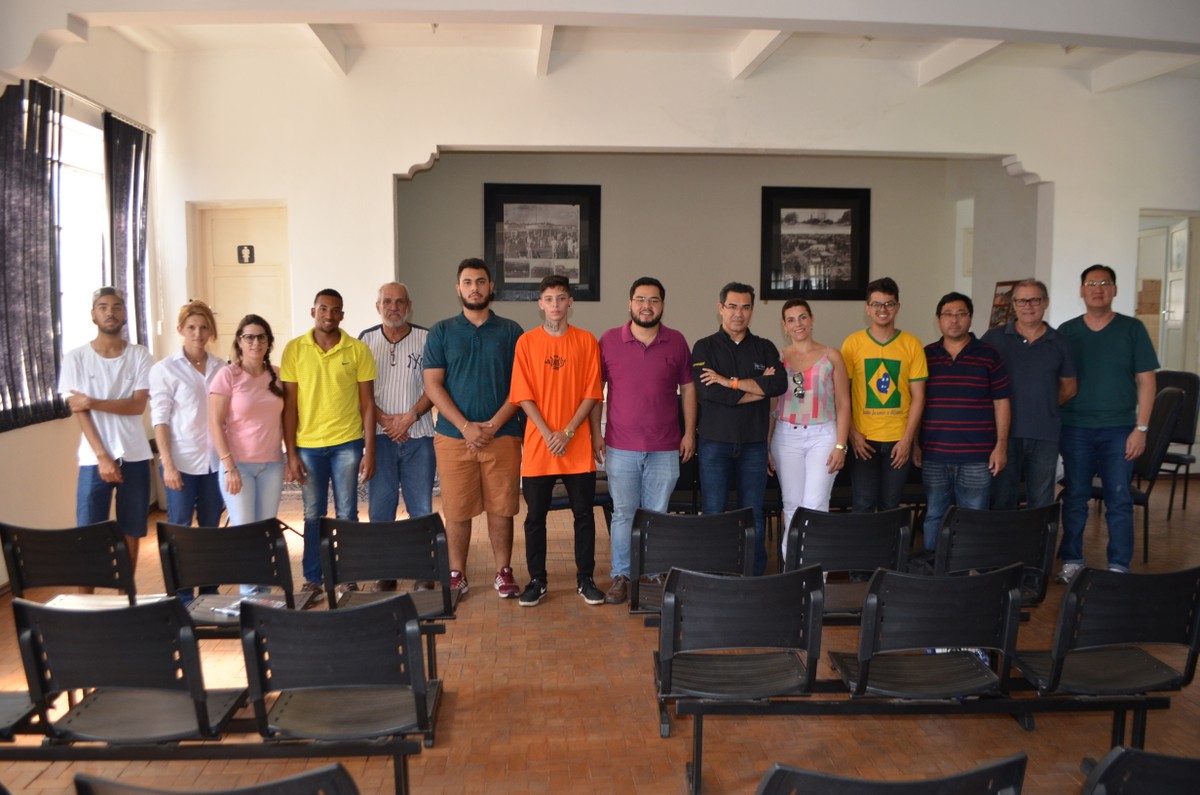 Jovens participam de curso de fotografia com Ray Carvalho em Tupã ...
