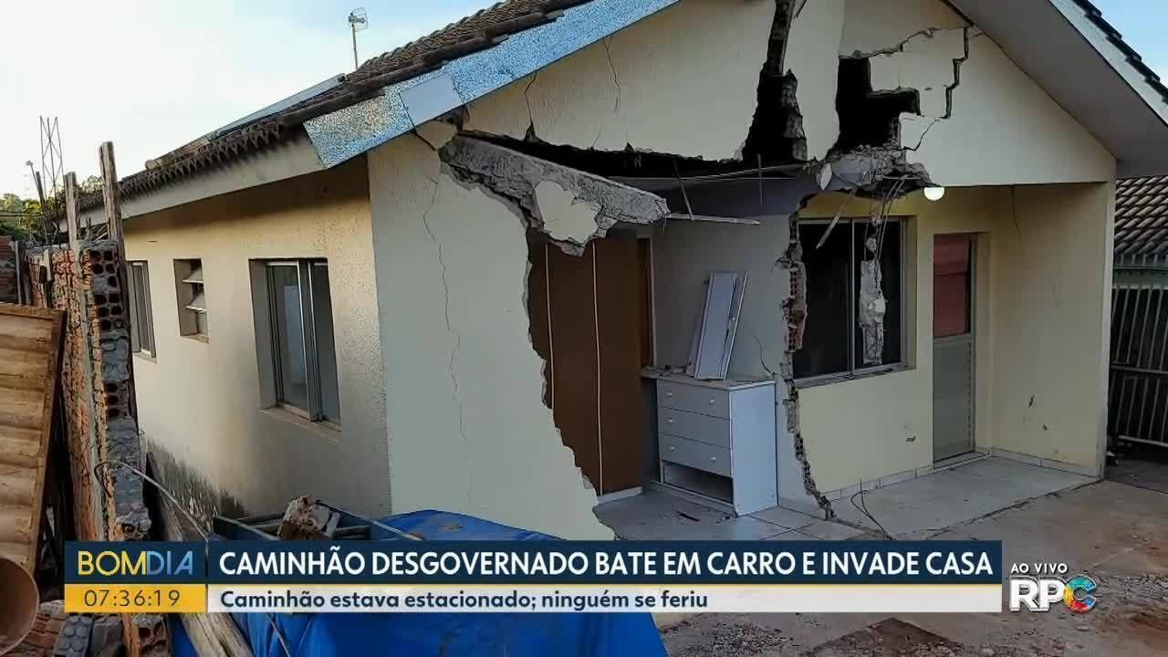 Caminhão desgovernado desce rua, bate em carro e invade casa em Umuarama; ninguém se feriu ...