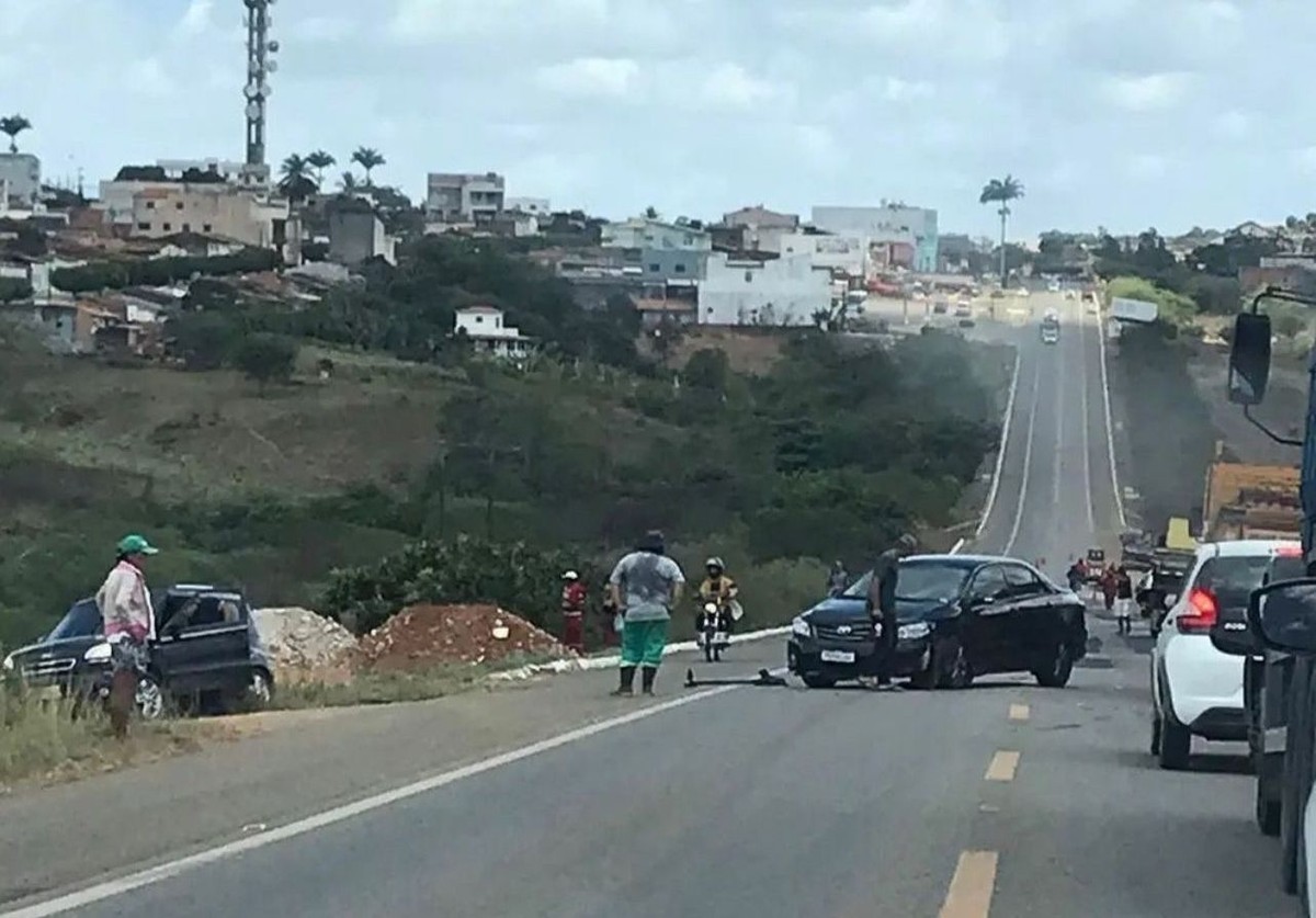 Acidente envolvendo três veículos ocorre na BR-235, em Carira, e ...