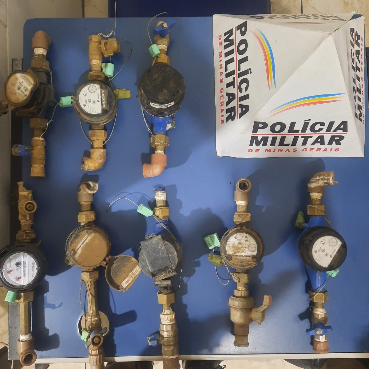 Homem é agredido por moradores ao ser flagrado furtando hidrômetros ...