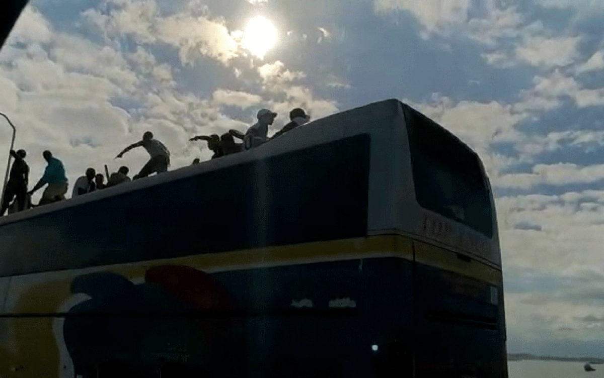 Vídeo mostra torcedores do Vasco sobre teto de ônibus na Ponte Rio ...