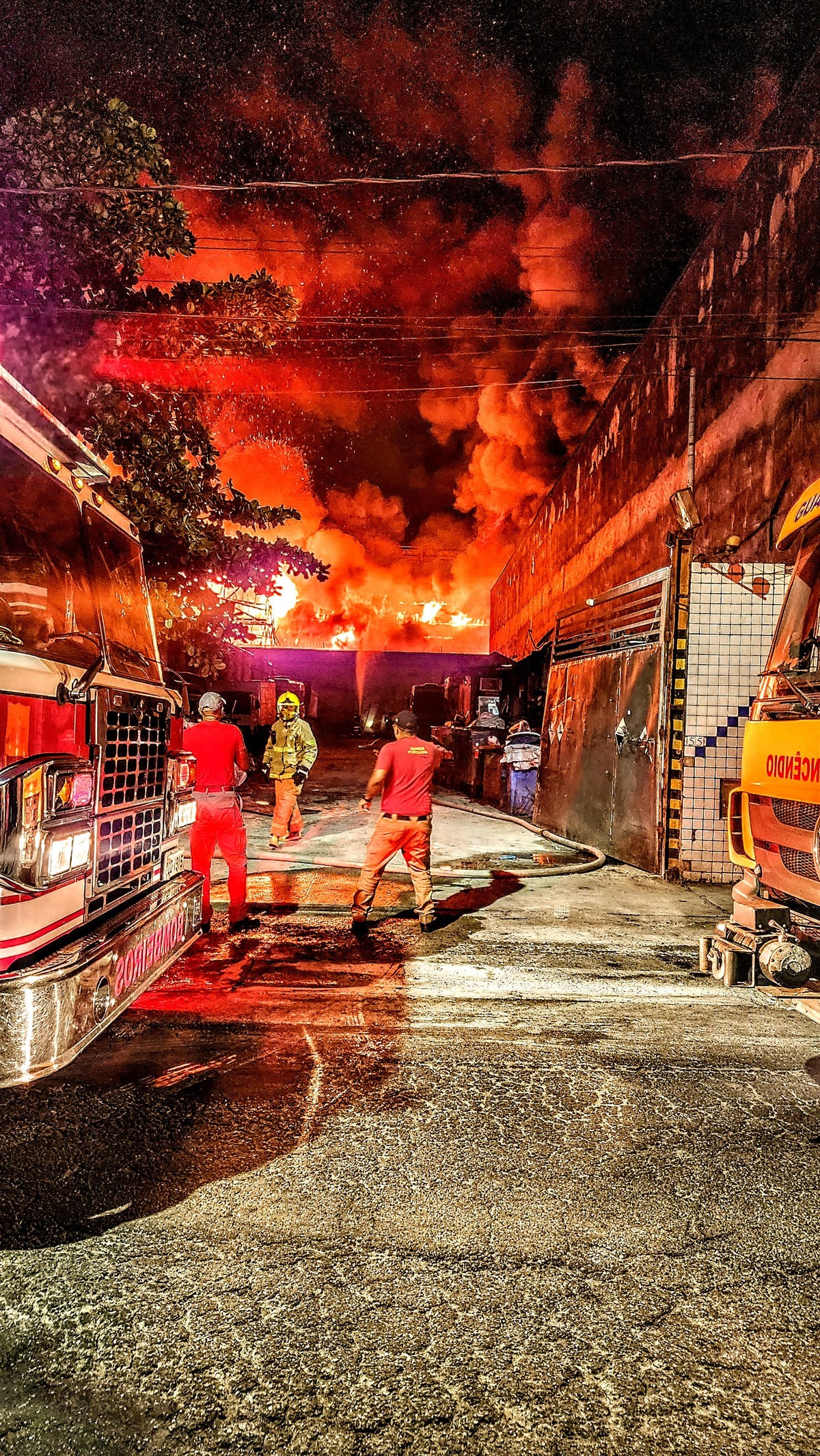 Incêndio gigante no litoral de SP já dura 30 horas em galpões com ...