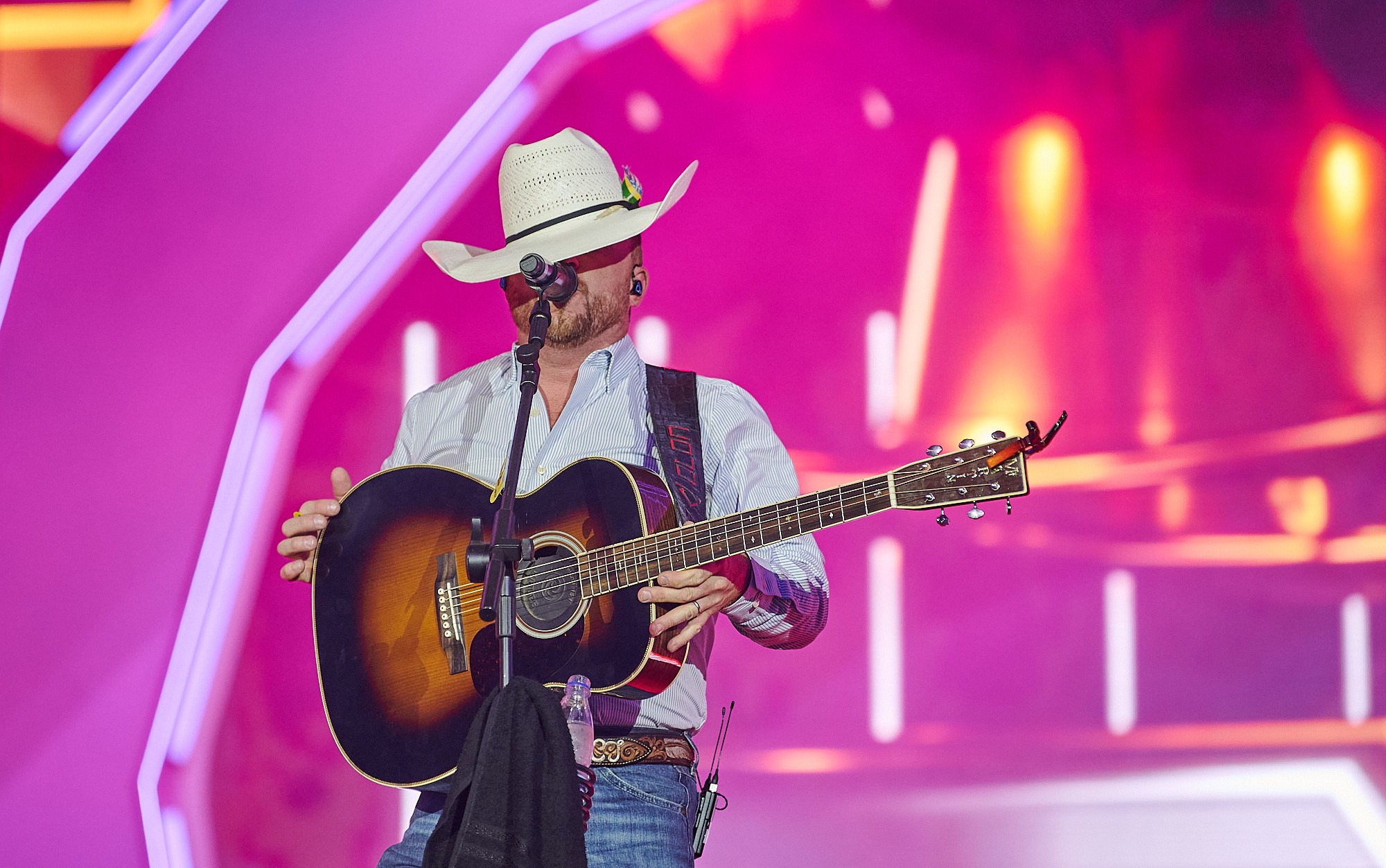 Caubói texano, Cody Johnson conquista arena de Barretos com bandeira do ...
