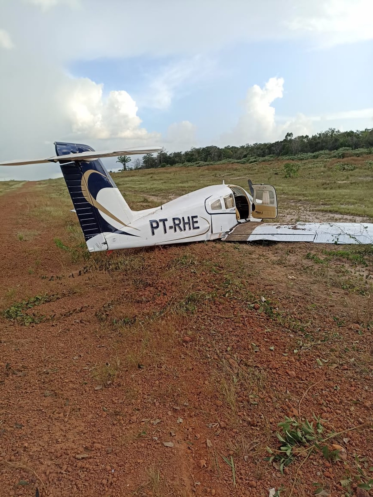 Avião monomotor atinge fiação elétrica, cai e deixa três pessoas ...