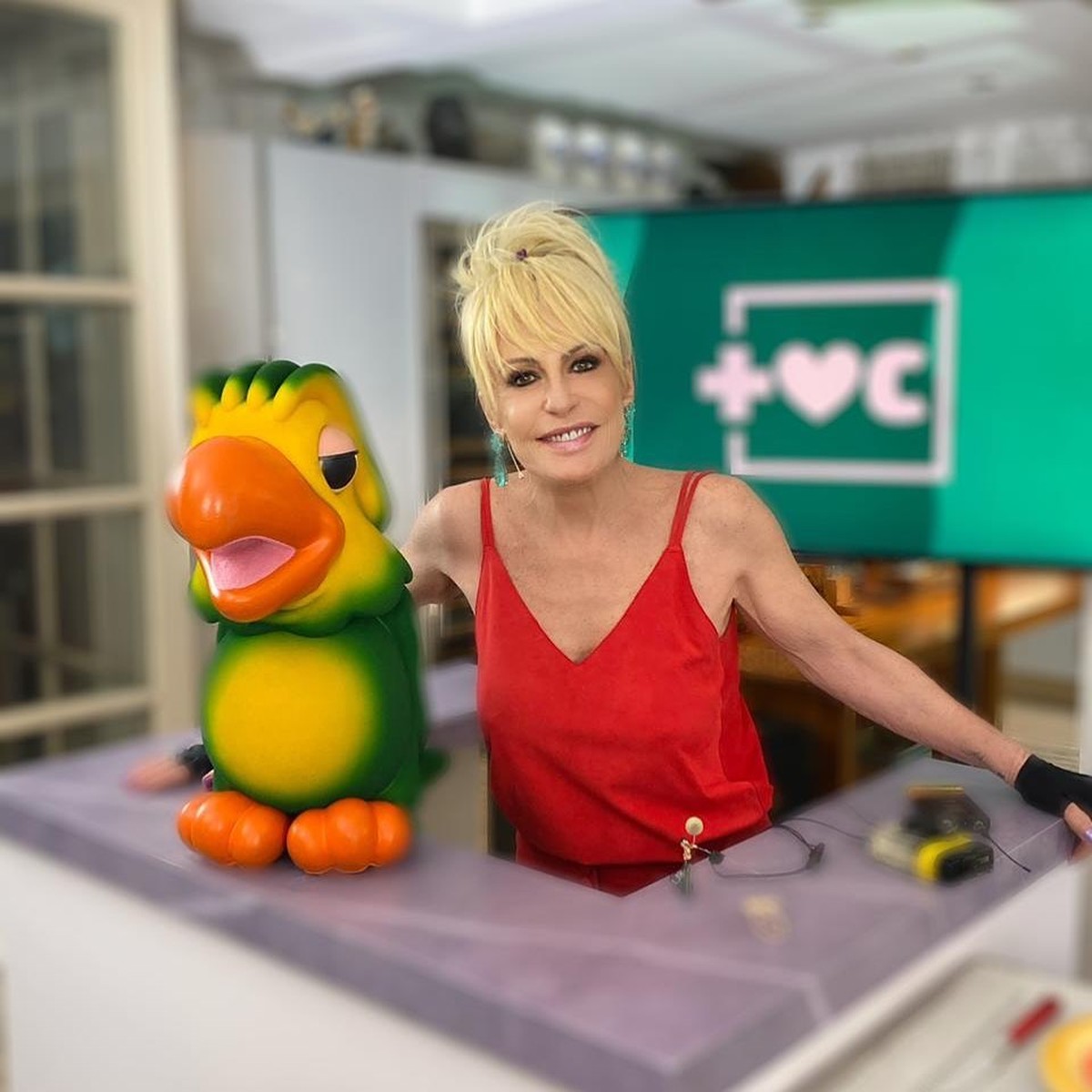 Com visual retrô, Ana Maria Braga celebra volta do 'Mais Você' direto ...
