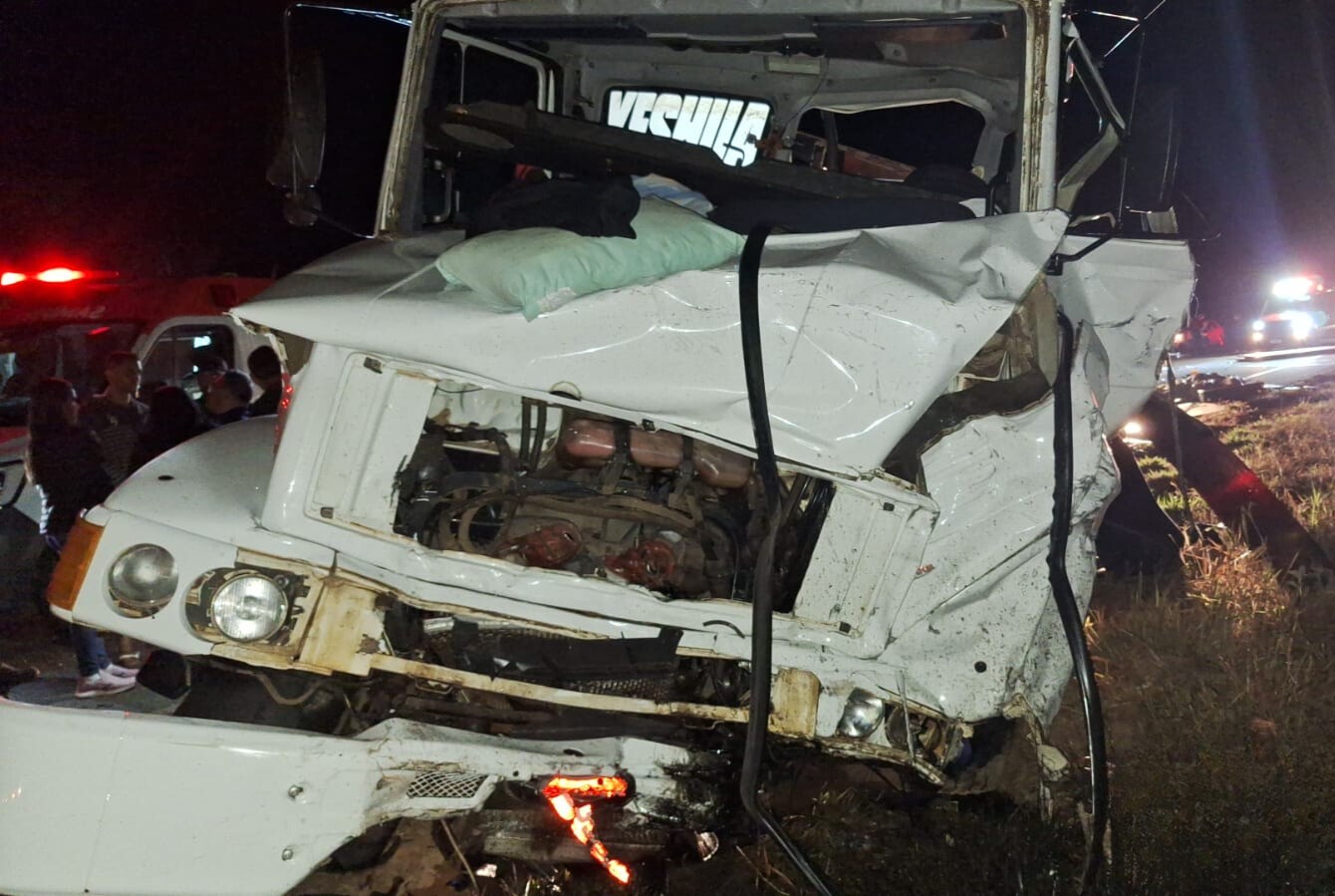 Batida entre caminhão e micro-ônibus deixa um morto e três feridos na MG-431, em Itaúna | Centro ...
