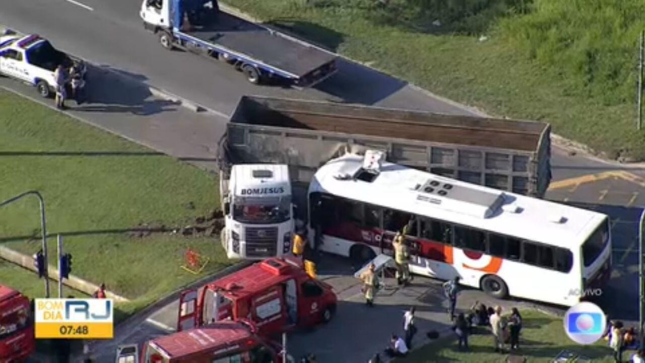 Acidente entre carreta e ônibus, no Recreio, deixa 29 pessoas feridas, uma delas em estado grave ...