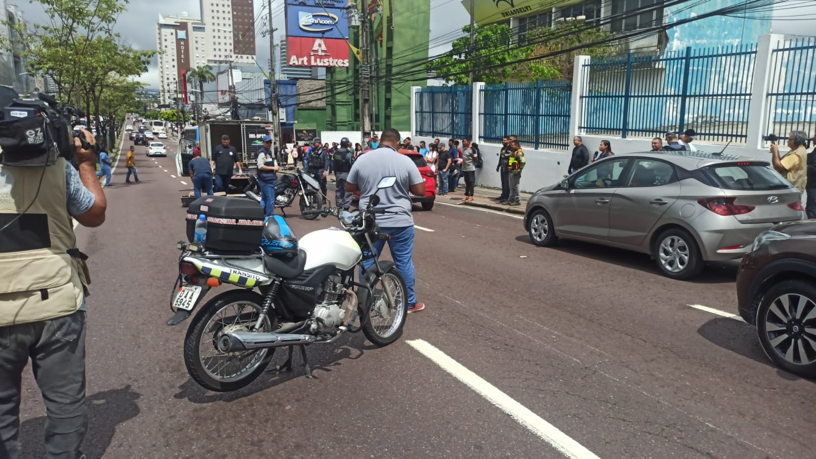 Passageira de aplicativo morre atropelada por ônibus após cair de moto na Djalma Batista em ...